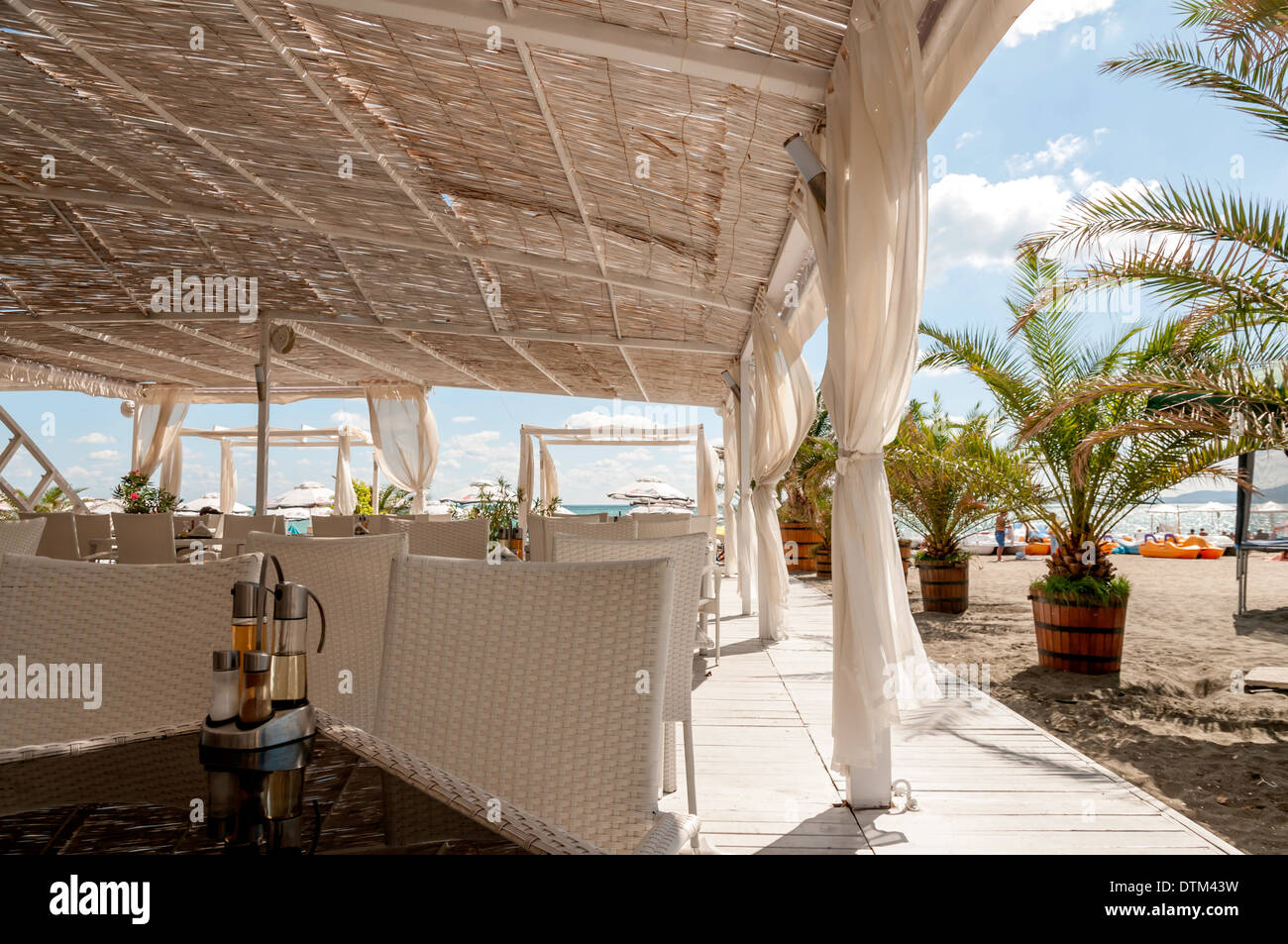 Restaurant am strand -Fotos und -Bildmaterial in hoher Auflösung – Alamy