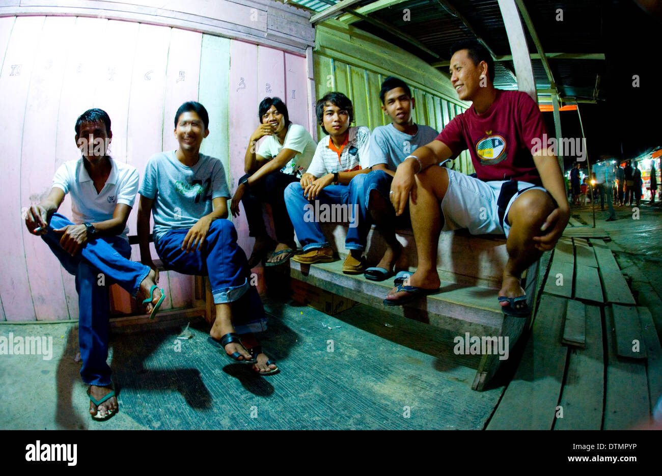 Beim zigarettenrauchen -Fotos und -Bildmaterial in hoher Auflösung – Alamy