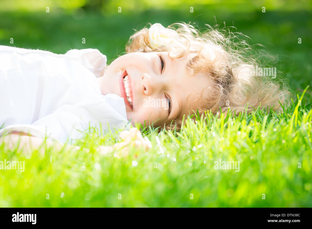 Child liegend -Fotos und -Bildmaterial in hoher Auflösung – Alamy