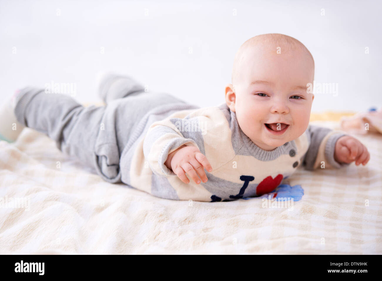 Laughing baby -Fotos und -Bildmaterial in hoher Auflösung – Alamy