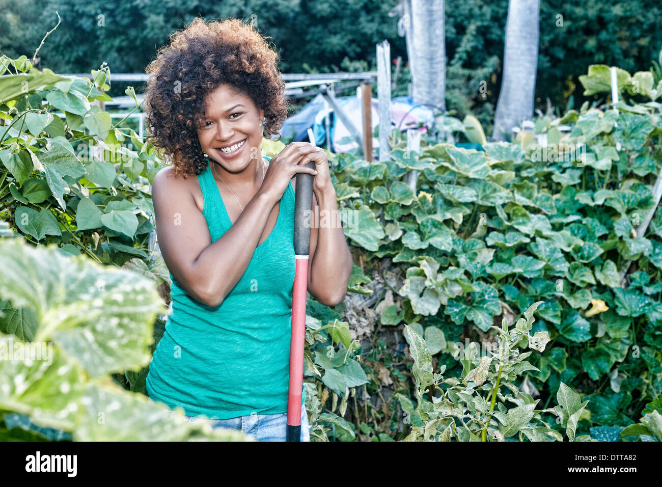 Frauen, die im garten arbeiten -Fotos und -Bildmaterial in hoher ...