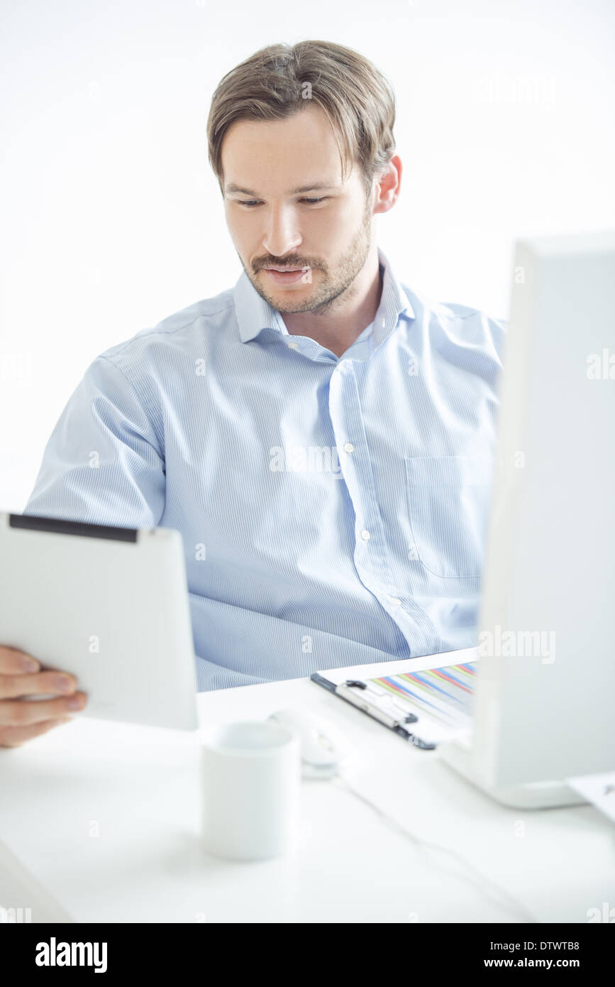 Tablet arbeit -Fotos und -Bildmaterial in hoher Auflösung – Alamy