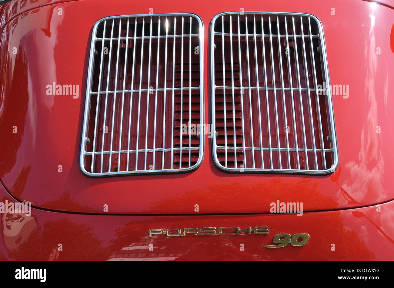 Porsche rot -Fotos und -Bildmaterial in hoher Auflösung – Alamy