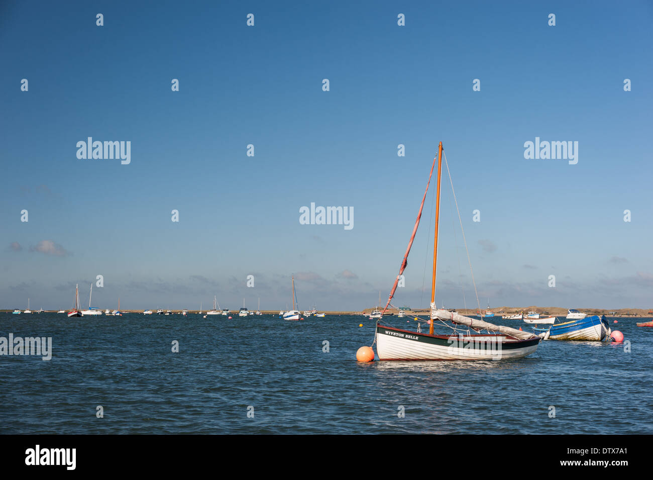 Bootsboote vor anker liegen -Fotos und -Bildmaterial in hoher Auflösung ...