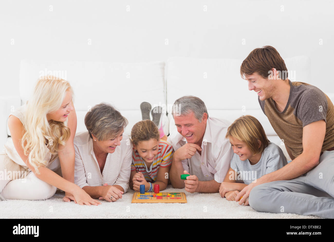 Familie beim brettspiel -Fotos und -Bildmaterial in hoher Auflösung – Alamy
