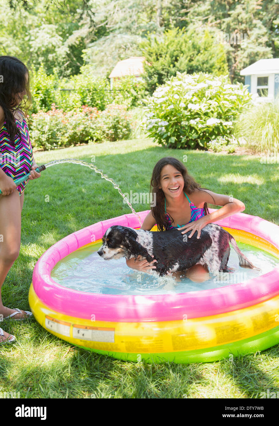 Badende kinder im garten -Fotos und -Bildmaterial in hoher Auflösung ...