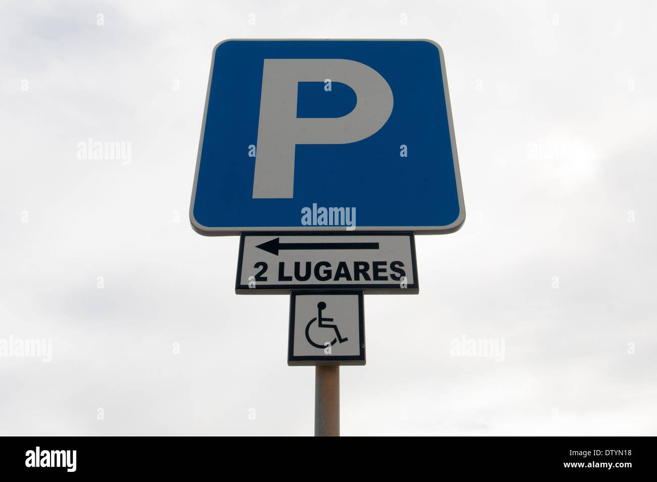 Parkplatz zeichen symbol informationen -Fotos und -Bildmaterial in ...