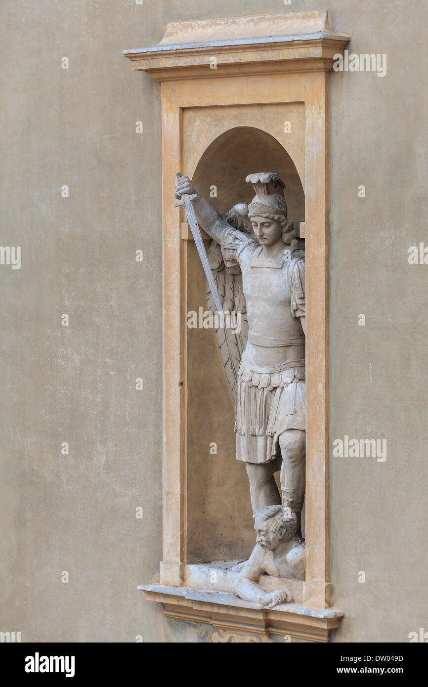 Engel mit einem schwert -Fotos und -Bildmaterial in hoher Auflösung – Alamy