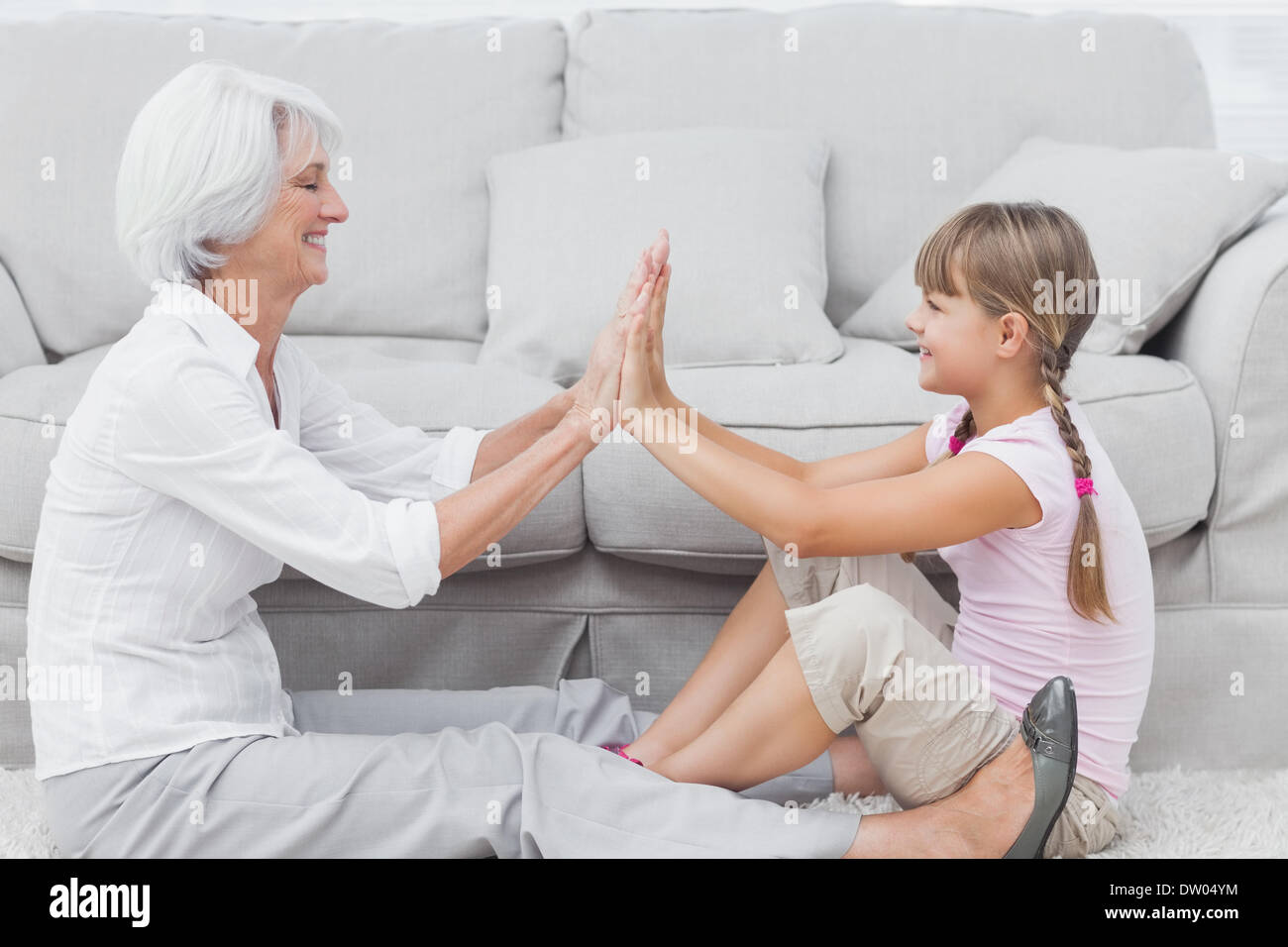 Niña y abuela -Fotos und -Bildmaterial in hoher Auflösung – Alamy