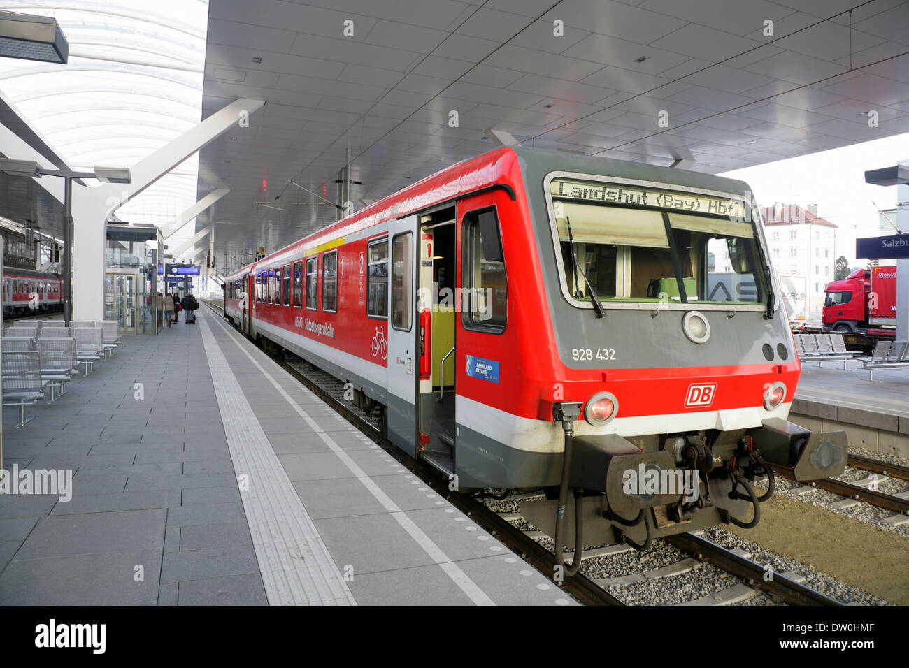 Die Deutsche Bahn Klasse 928 Diesel Triebzug trainieren am Salzburger ...