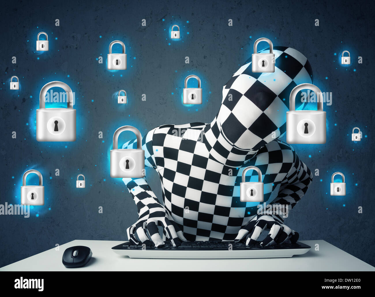Hacker in der Verkleidung mit virtuellen Schloss Symbole und Ikonen ...