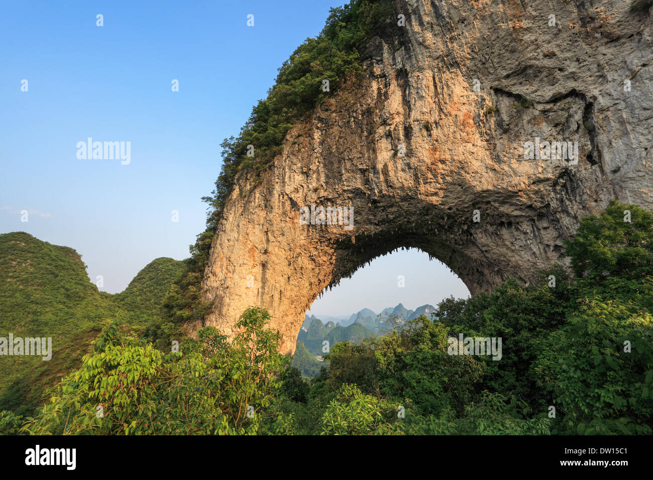 Moon hill guilin, china -Fotos und -Bildmaterial in hoher Auflösung – Alamy