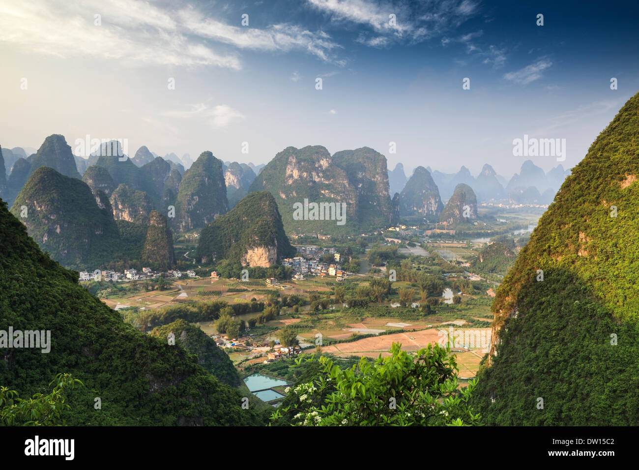 Moon hill guilin, china -Fotos und -Bildmaterial in hoher Auflösung – Alamy