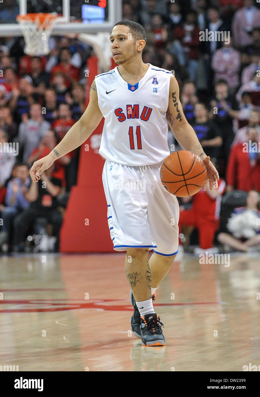 Southern Methodist Mustangs guard Nic Moore (11) mit der ball.in eine ...