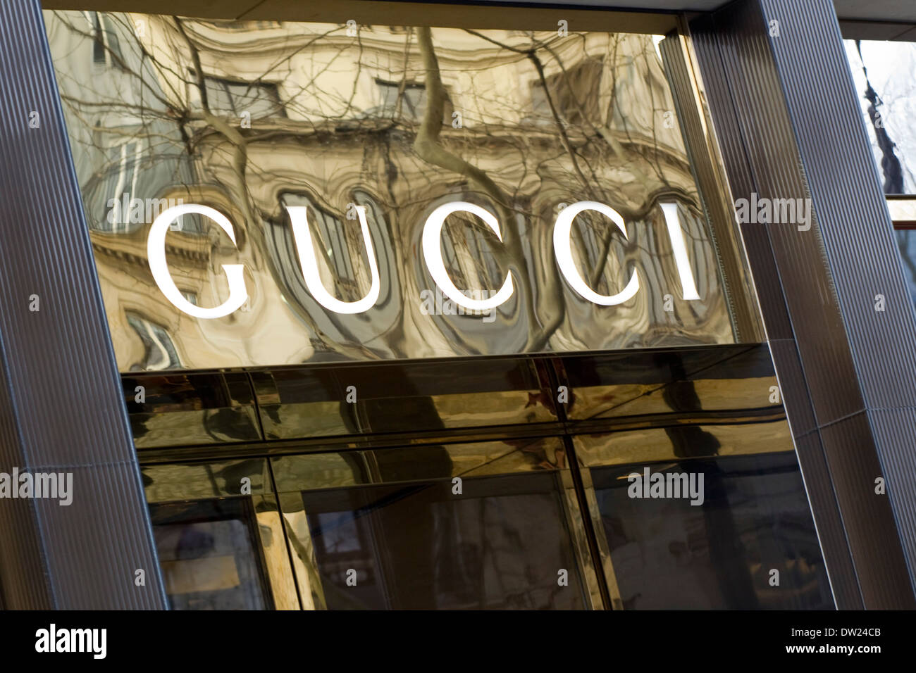 Gucci Golden Sign On Store Stockfotos und -bilder Kaufen - Alamy