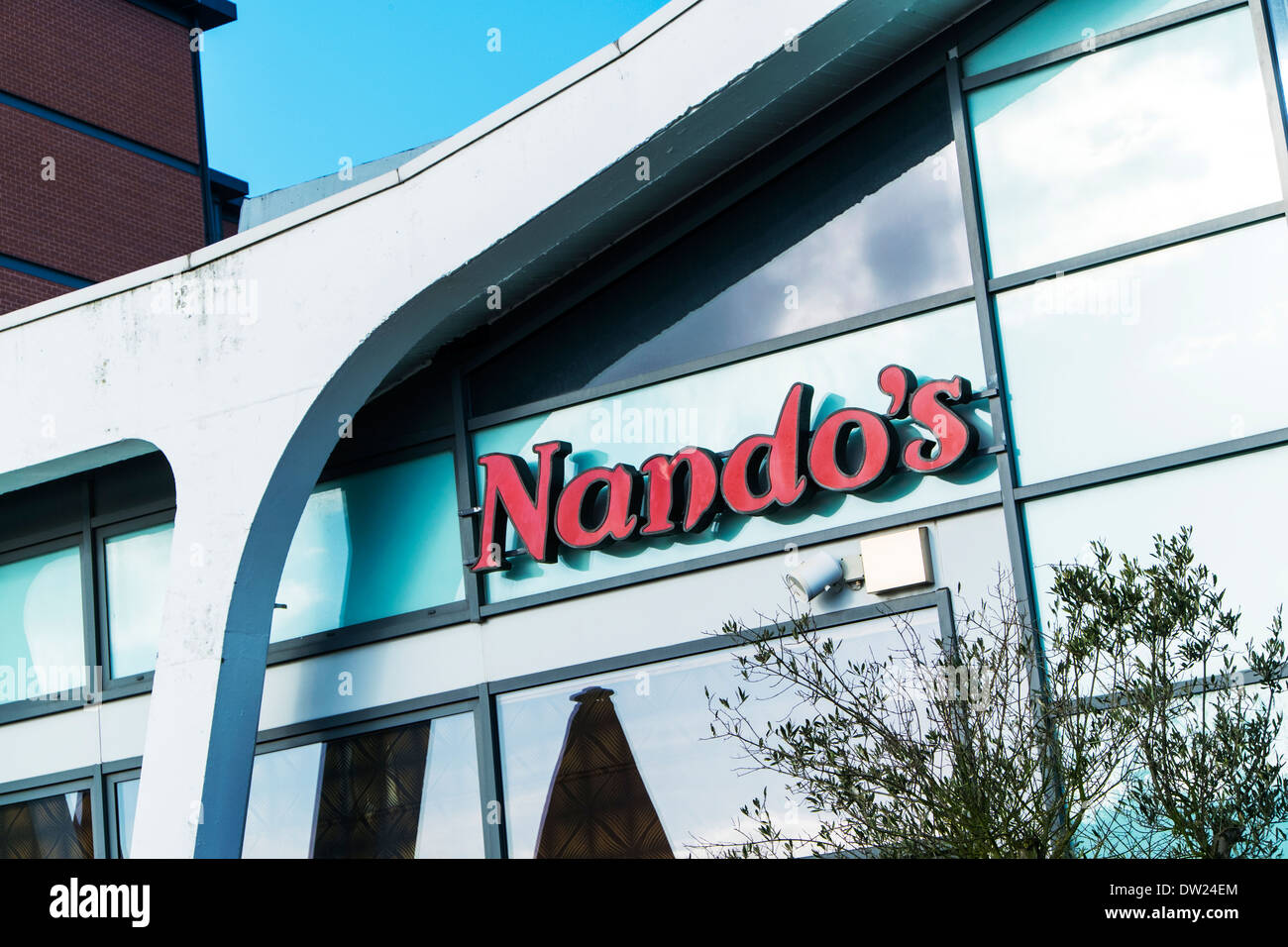 Nandos hühnchen restaurant -Fotos und -Bildmaterial in hoher Auflösung ...