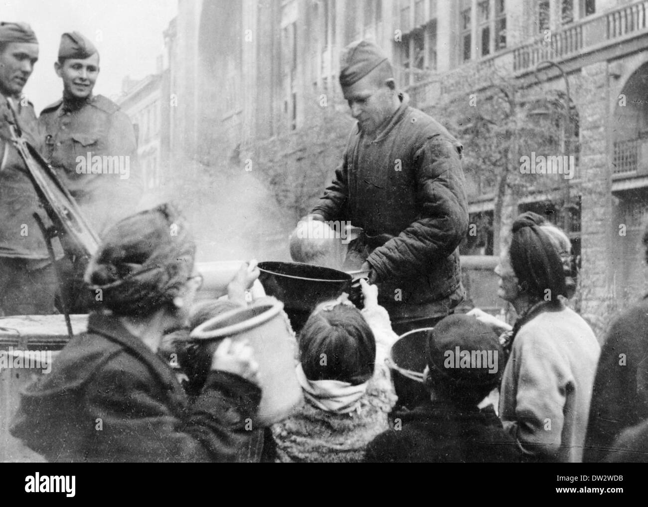 Ende des Krieges in Berlin 1945 - Sowjetsoldaten verteilen Suppe an ...