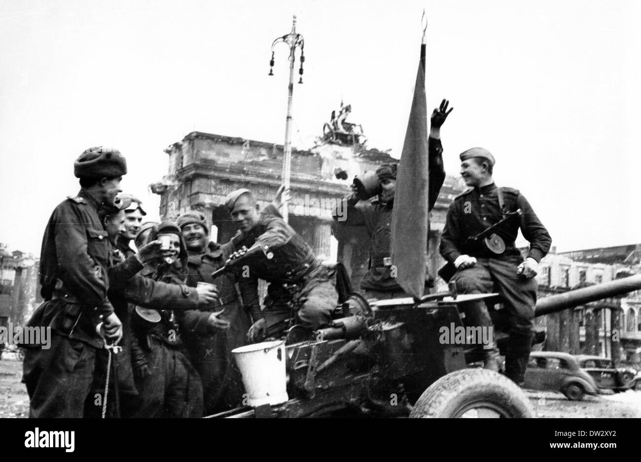 Brandenburger tor 1945 -Fotos und -Bildmaterial in hoher Auflösung – Alamy
