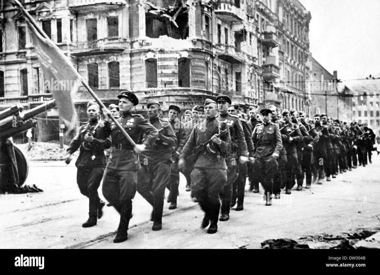 Ende des Krieges in Berlin 1945 - Parade der Roten Armee in einer ...