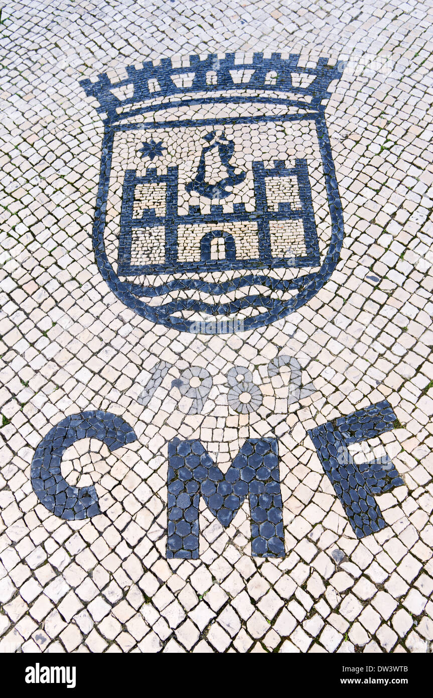 Straße Mosaik zeigt Wappen und Buchstaben 1982 CMF, Faro, Portugal ...