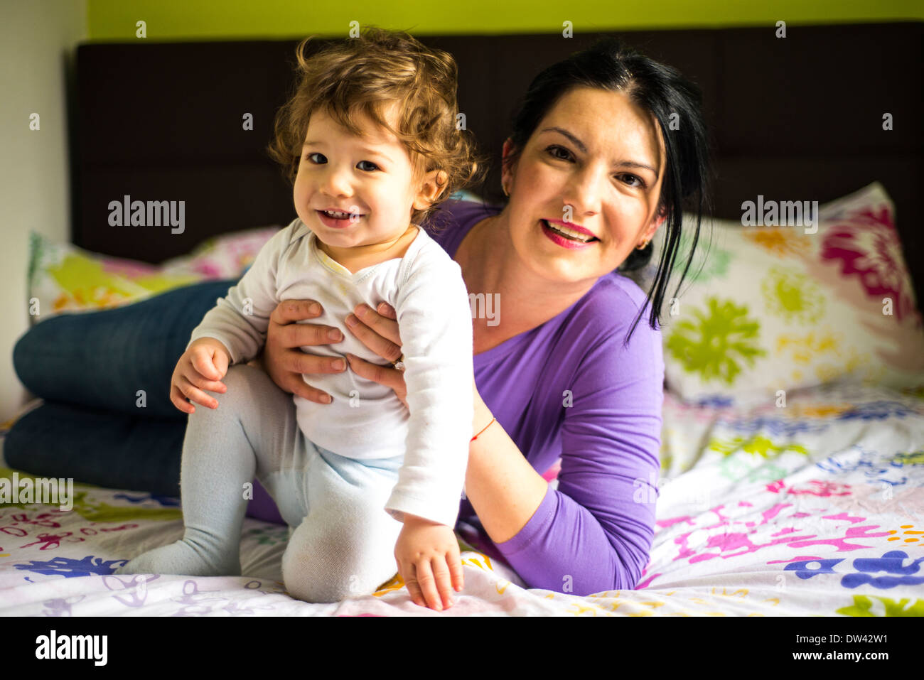 Sohn und mutter im bett -Fotos und -Bildmaterial in hoher Auflösung – Alamy