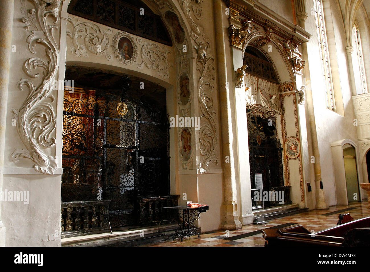 Auf der rechten Seite sind Kapellen, mit barocken Gitter bedeckt. Der ...