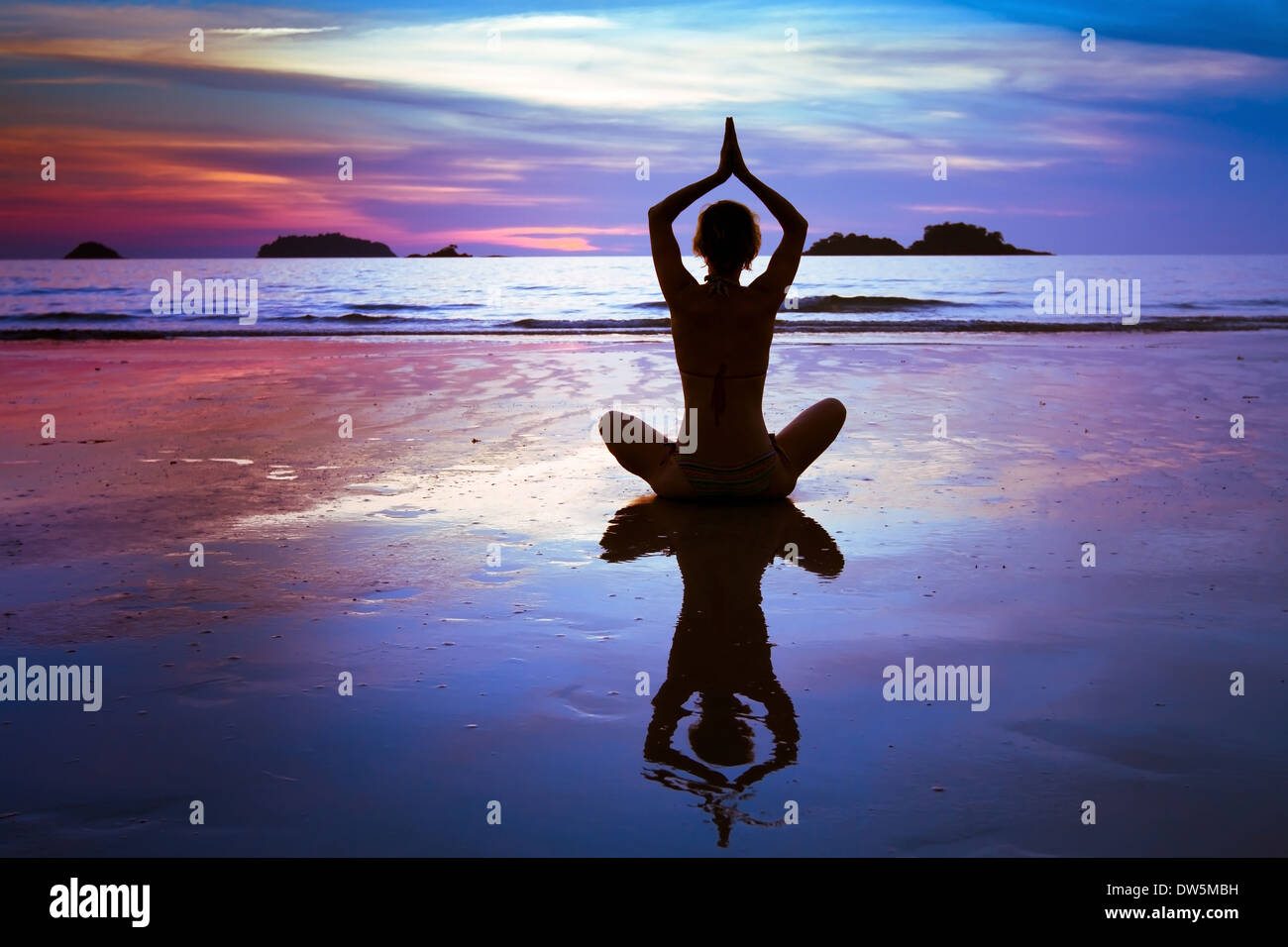 Person Allein Am Strand Stockfotos und -bilder Kaufen - Alamy