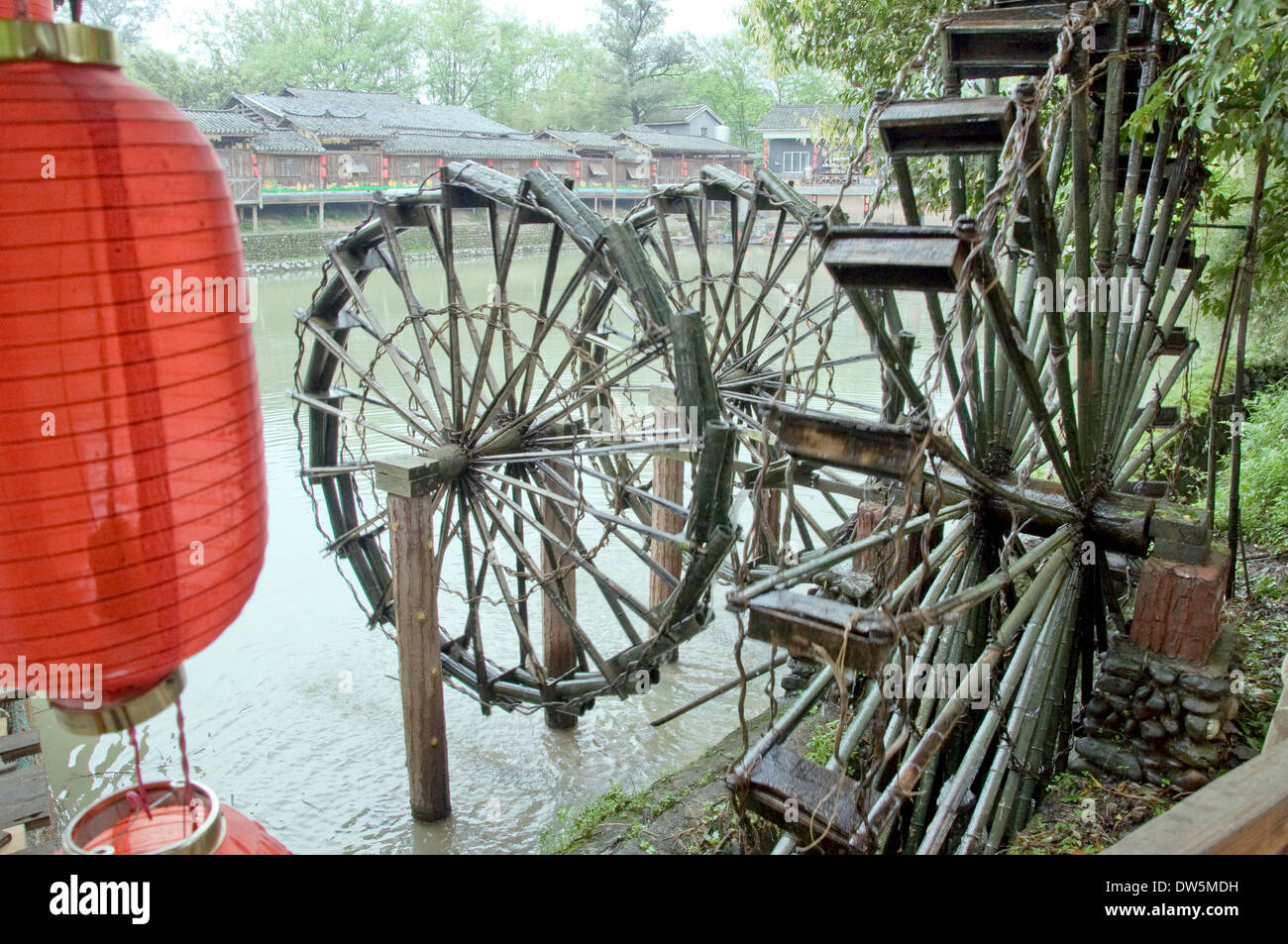 Wooden water turbine water flow -Fotos und -Bildmaterial in hoher ...