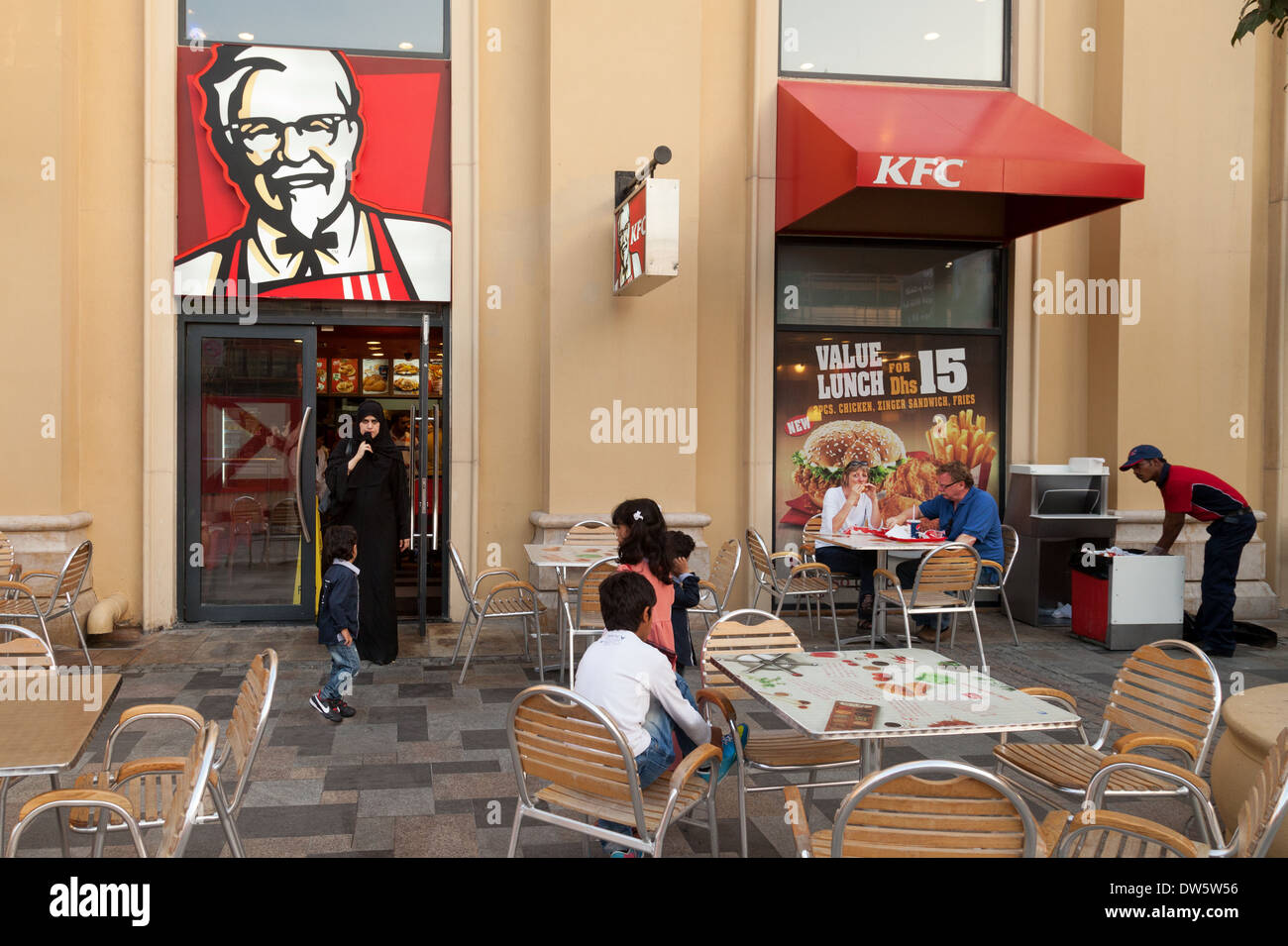 Fast food dubai -Fotos und -Bildmaterial in hoher Auflösung – Alamy