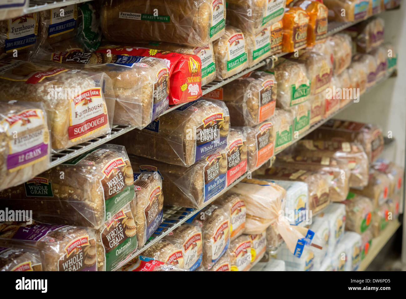 Pakete von verschiedenen Marken von Brot sind in einem Supermarkt in ...