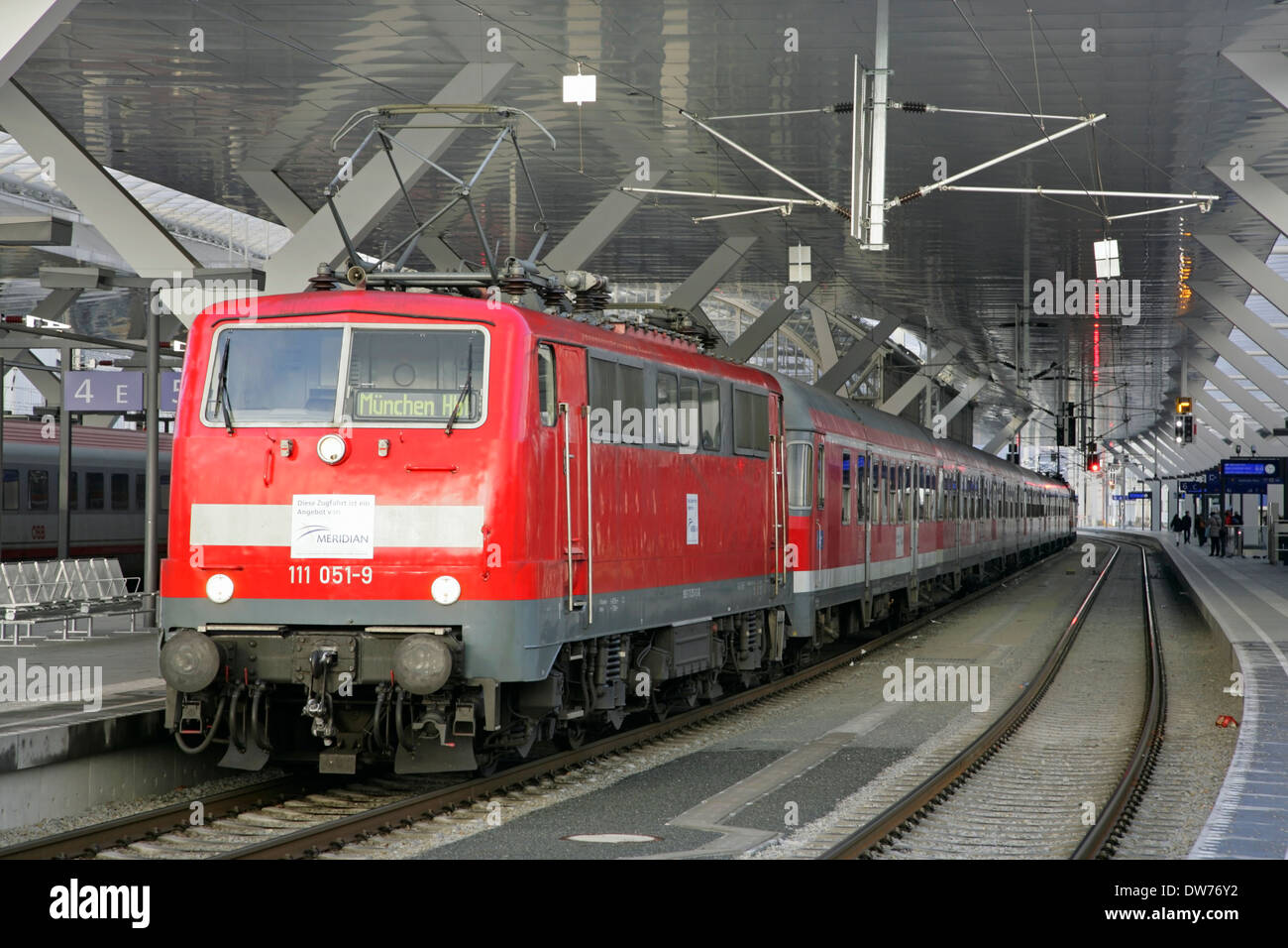 Die Deutsche Bahn Zug nach München, am Salzburger Hauptbahnhof ...