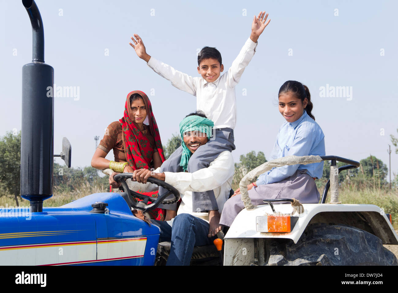 Indische familie auf traktor -Fotos und -Bildmaterial in hoher Auflösung – Alamy