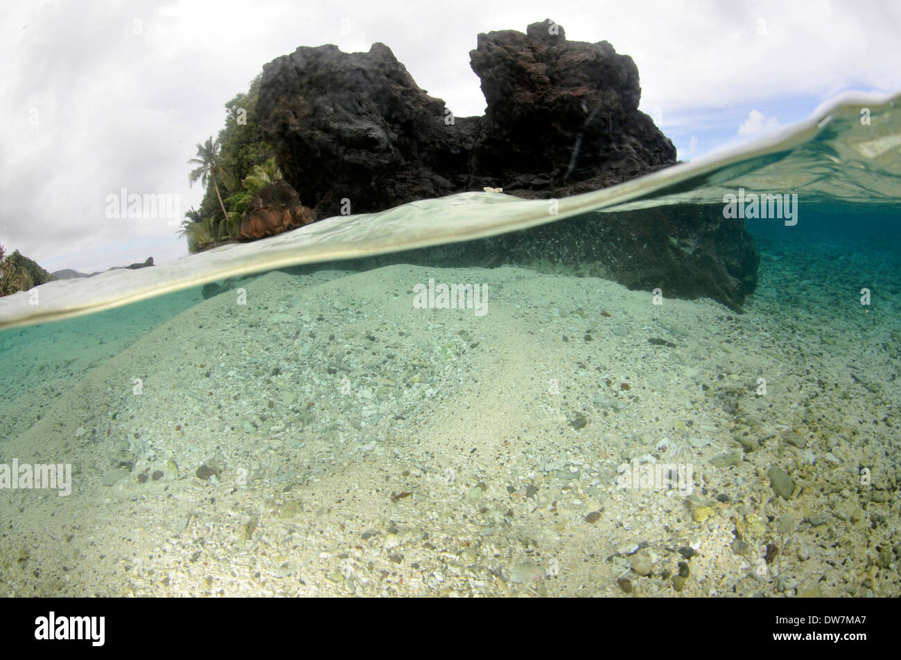 Sandigen Boden und Inselchen, Fagaitua Bay, Pago Pago, Tutuila Insel ...