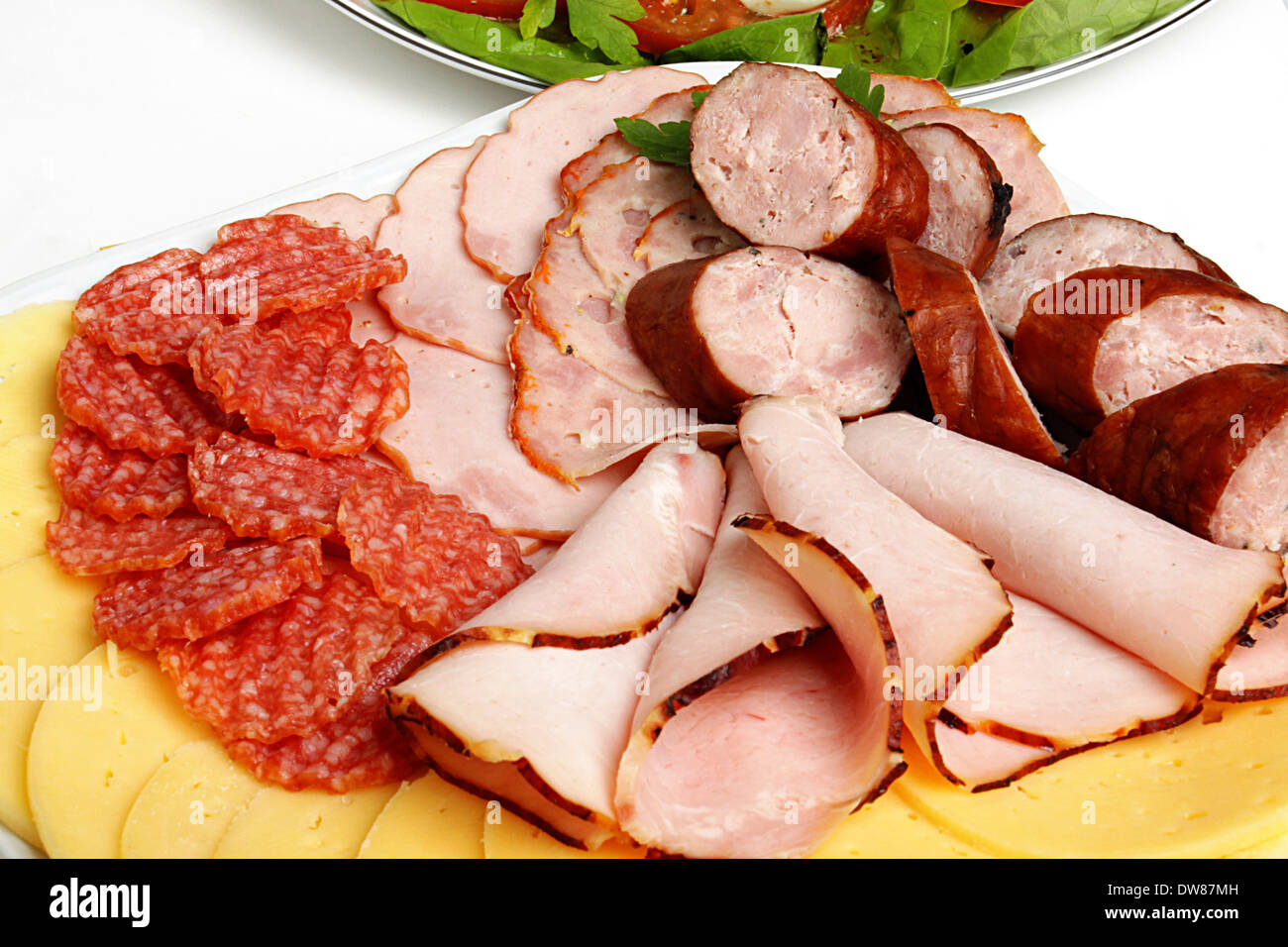 Geräucherte Wurst Teller in den Hintergrund-Salat mit Mozzarella und ...