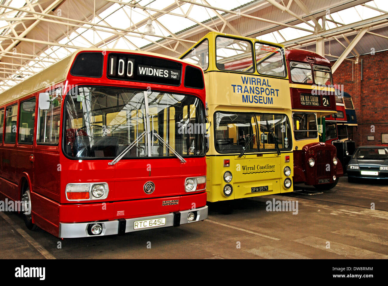 Old buses -Fotos und -Bildmaterial in hoher Auflösung – Alamy