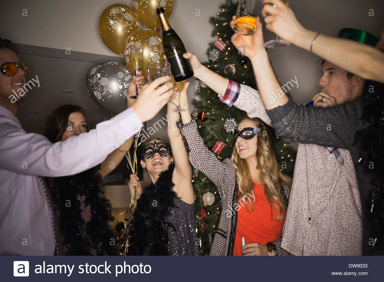 Freunde feiern essen -Fotos und -Bildmaterial in hoher Auflösung – Alamy