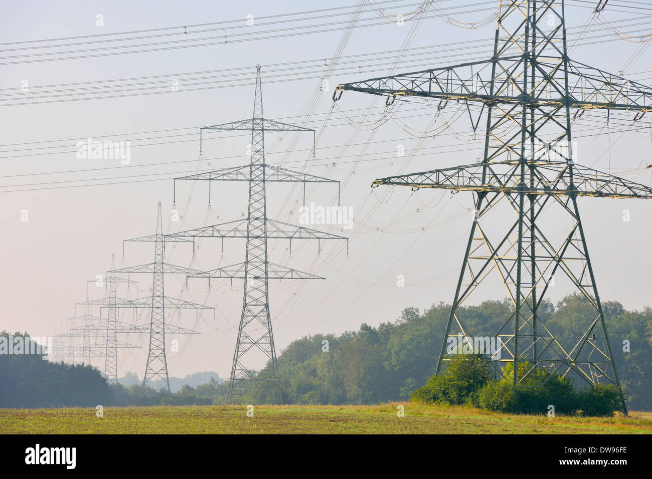 Viele oberleitungen -Fotos und -Bildmaterial in hoher Auflösung – Alamy