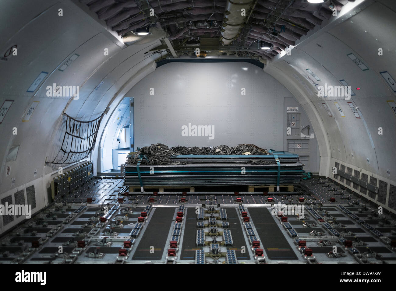 Airplane cargo interior -Fotos und -Bildmaterial in hoher Auflösung – Alamy