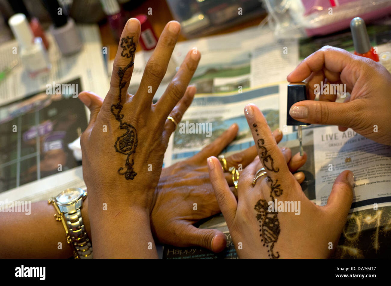 Indische Frauen gelten Henna / Mehndi Körper Malerei an der Hand Stockfotografie - Alamy