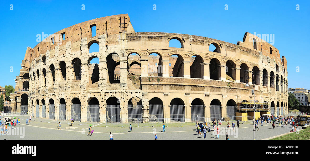 Touristen und lokale besuchen berühmte Kolosseum in Rom. Alten ...