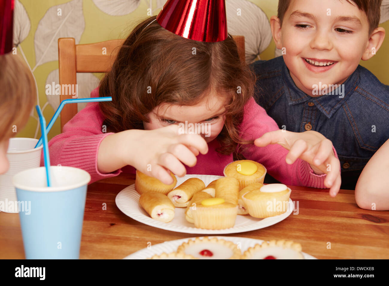 Voller teller kind -Fotos und -Bildmaterial in hoher Auflösung – Alamy