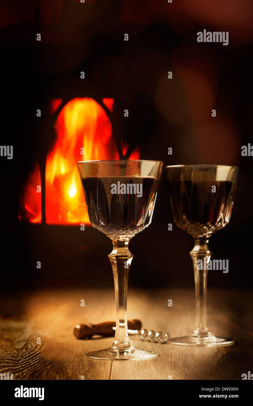 Kaminfeuer wein -Fotos und -Bildmaterial in hoher Auflösung – Alamy