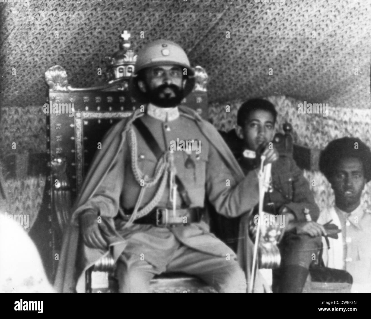 Haile Selassie (1892-1975), Kaiser von Äthiopien, Portrait auf Thron ...