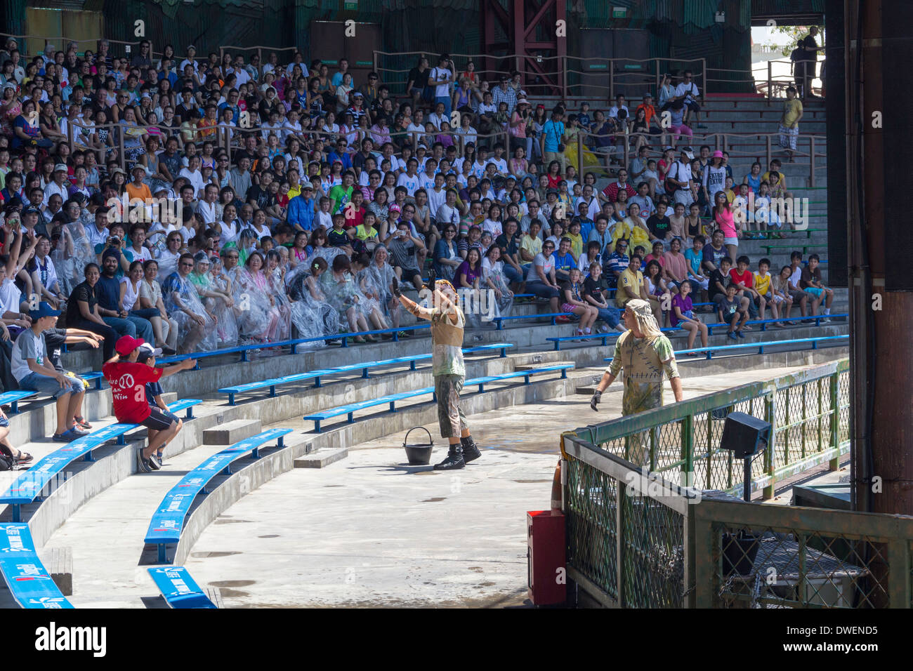 Waterworld show in den universal studios in sentosa -Fotos und ...
