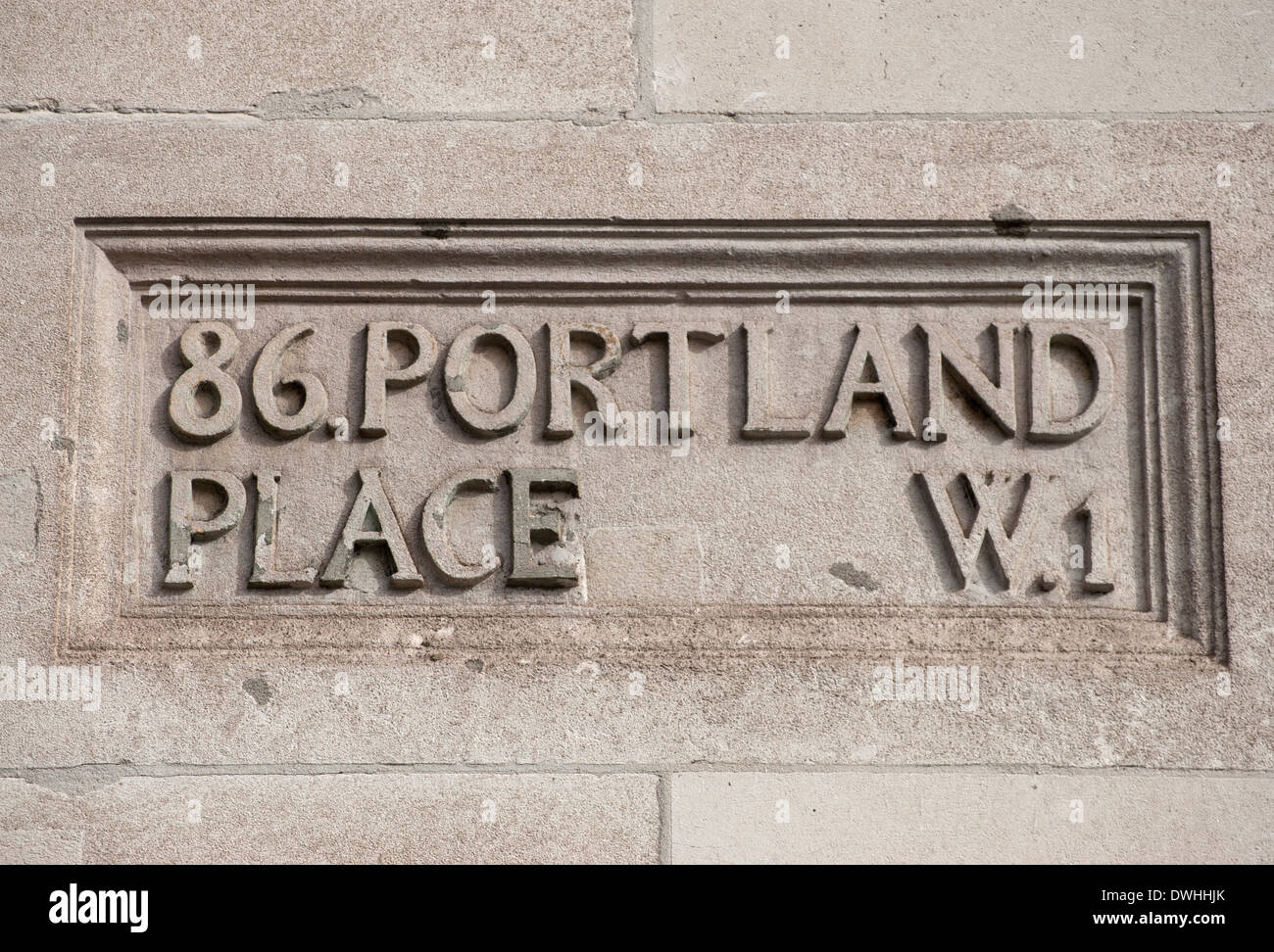 Straßenname und Adresse arbeiteten in der Portland-Stein-Fassade der 86 ...