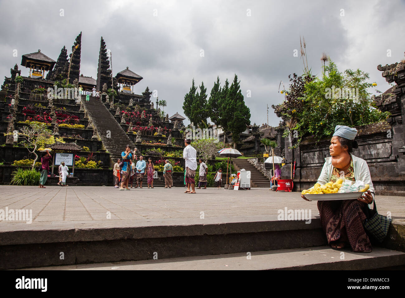 Frau mit einer großen Struma verkauft Obst beim Pura Besakih-Tempel in ...