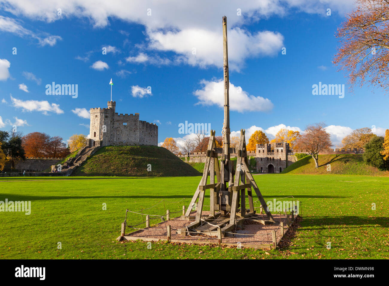 Catapult and castle -Fotos und -Bildmaterial in hoher Auflösung – Alamy