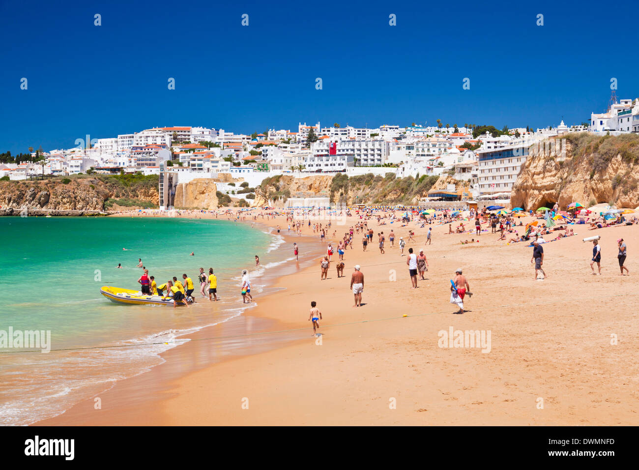 Urlauber auf Fishermans Beach (Praia Dos Pescadores), Strand von ...