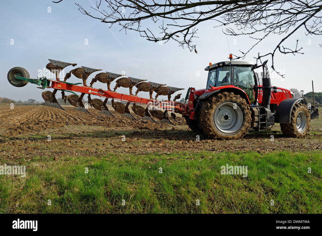 Modern tractor -Fotos und -Bildmaterial in hoher Auflösung – Alamy