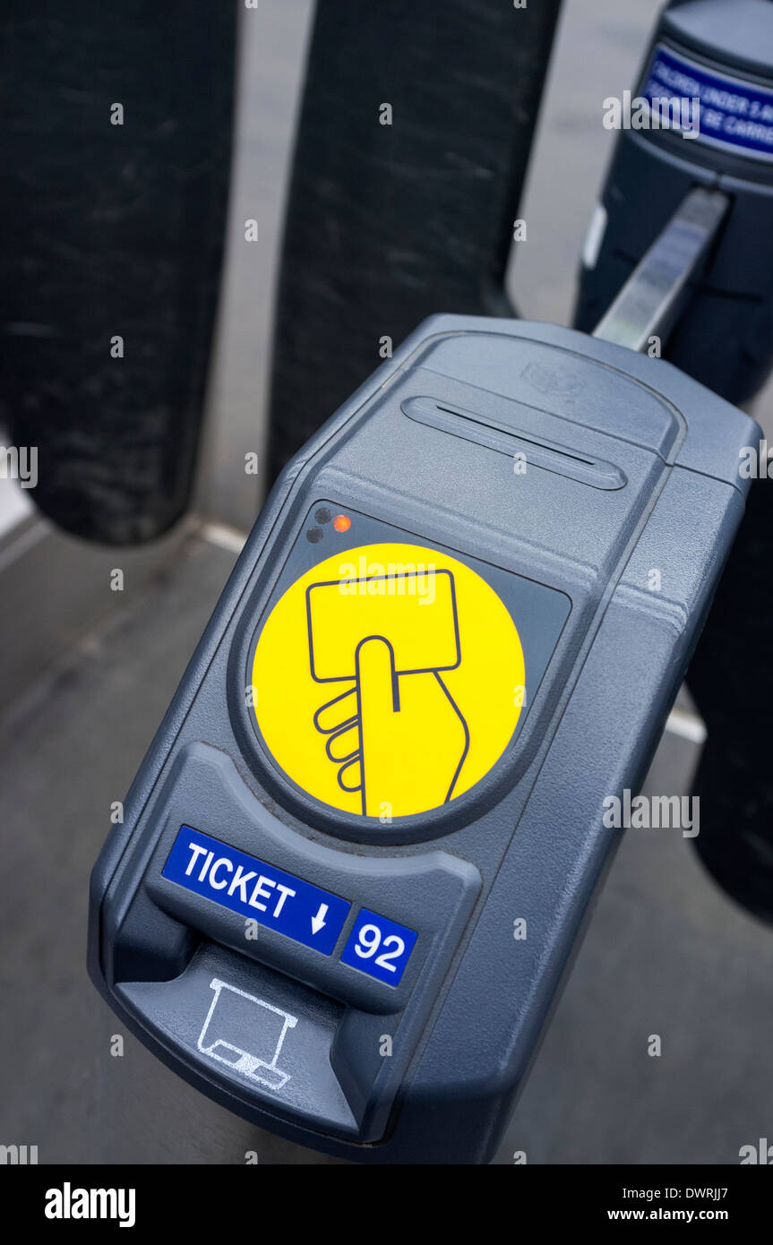 Ticket gate scanner -Fotos und -Bildmaterial in hoher Auflösung – Alamy